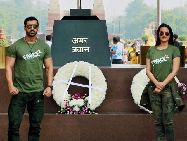John Abraham, Sonakshi Sinha promote Force 2 at India Gate | Hindustan ...