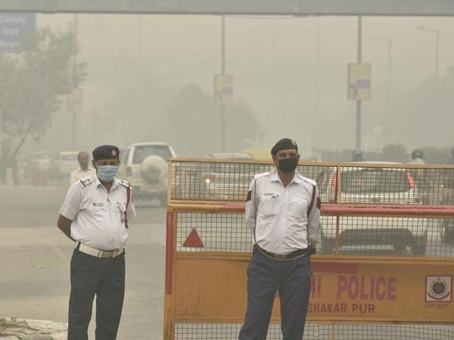 Pollution woes: Air masks fly off the shelves in Delhi-NCR | Latest ...