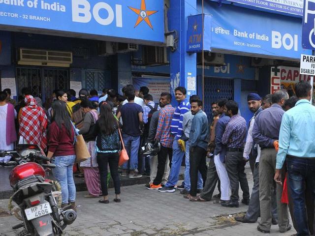 Long queues outside banks; ATMs remain cashless in Punjab | Hindustan Times