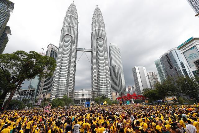 Thousands join rally against Malaysia PM Najib over 1MDB scandal ...