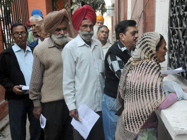 Demonetisation: Elderly man dies while standing in bank queue in ...