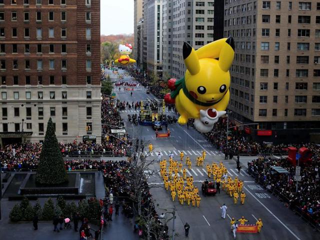 Scrat, Pikachu and Santa make Macy’s Annual Thanksgiving Day Parade ...