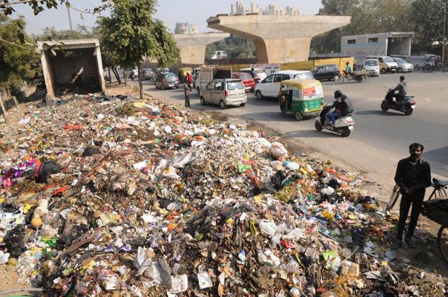 Sanitation workers end strike, to clean up Noida by evening | Hindustan ...
