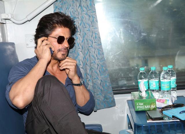 SRK Express In Pics: Superstar’s train journey for movie Raees starts ...