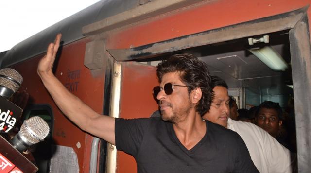 SRK Express In Pics: Superstar’s train journey for movie Raees starts ...
