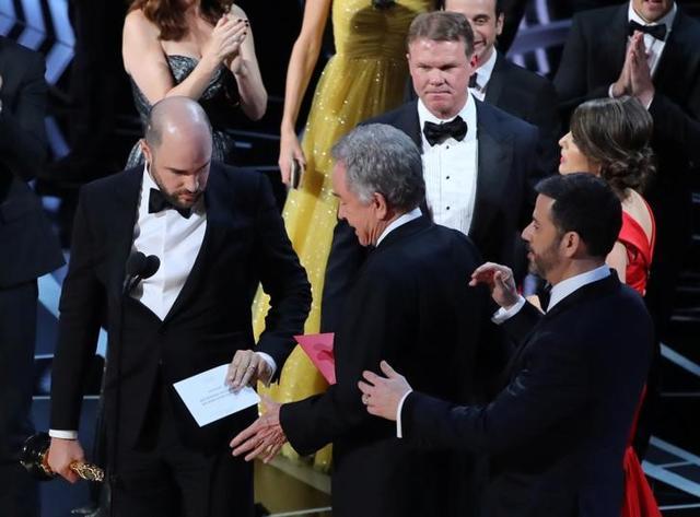 Oscars goof-up: ‘Tweeting’ PWC accountant in spotlight for best picture ...