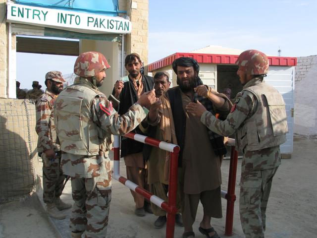 Pak shuts border with Afghanistan after allowing 35,000 to cross in two ...