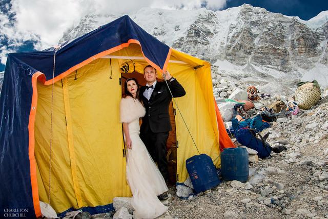 This couple got married on Mount Everest. Their pictures are breaking ...