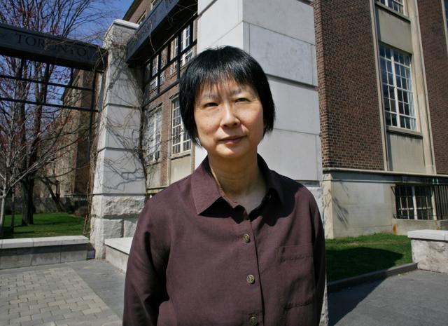 Canada engineers develop toilet for India that runs without water ...