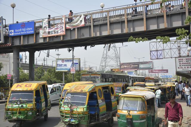 Ghaziabad: Encroachments around Vaishali metro station add to traffic ...