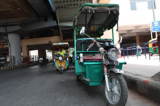 DMRC plans to use e-rickshaws for last-mile connectivity across 129 ...