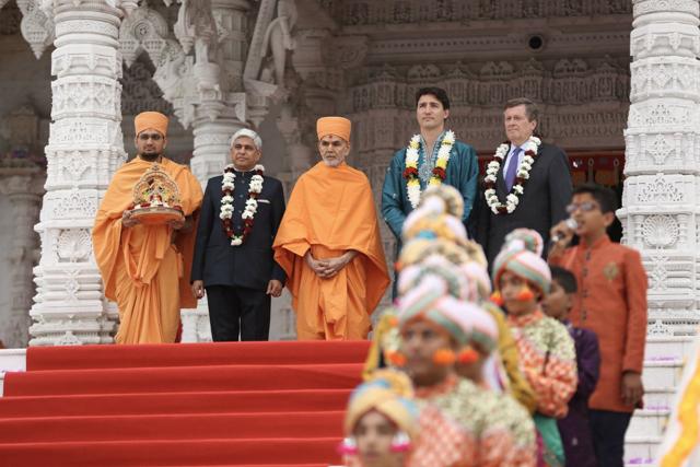 Canada PM Justin Trudeau goes ‘desi’ during temple visit in Toronto ...