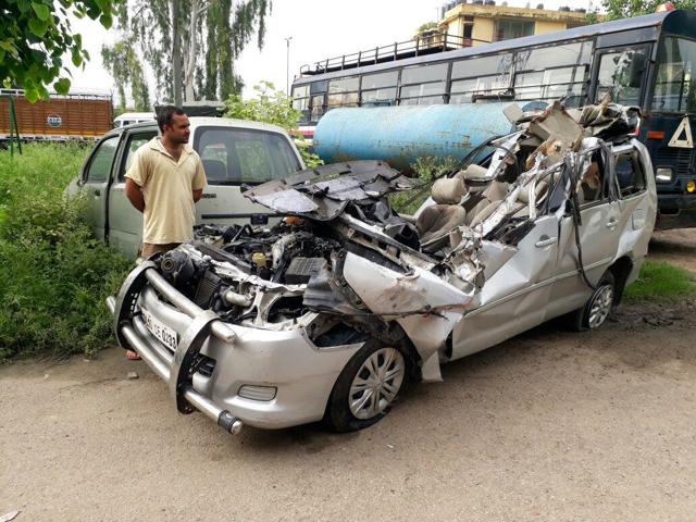 Delhi: Four of a family, driver killed after dumper truck rams Innova ...