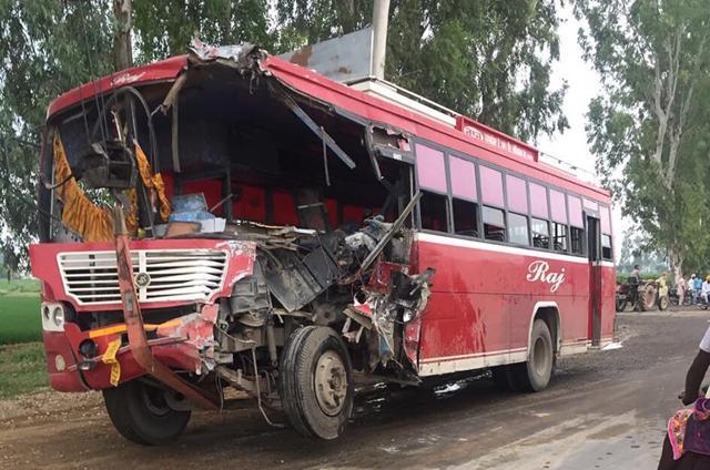 4 killed, 20 injured after two buses collide in Tarn Taran | Hindustan ...