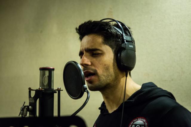 Sidharth Malhotra turns rapper for A Gentleman song, Bandook meri Laila ...