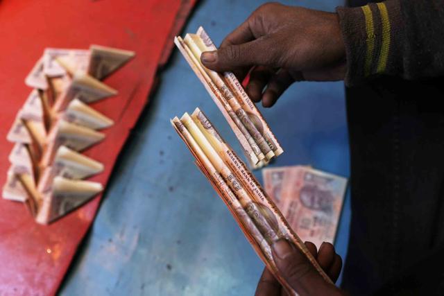 Delhiwale: Making garland out of banknotes at Chitli Qabar Chowk ...