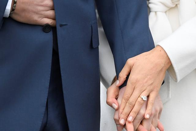 Here’s the ring! Prince Harry, Meghan Markle pose for the cameras after ...