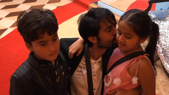 Bigg Boss 11: Hiten Tejwani meets wife and daughter, see the family ...