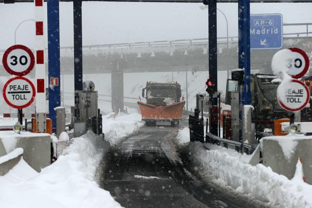 Spanish army called in as snow traps thousands on roads | World News