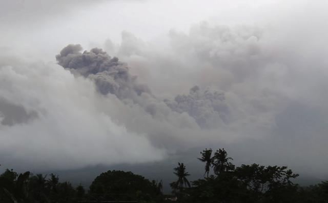 ‘Quiet eruption’: Thousands flee as lava oozes from Philippine volcano ...