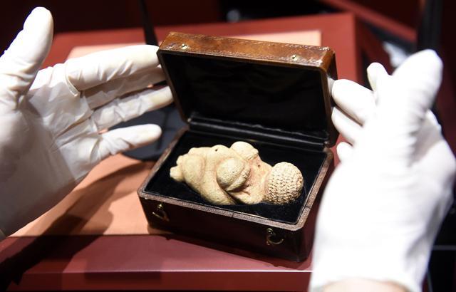 Banning a masterpiece: Prehistoric ‘Venus’ statue too hot for Facebook ...