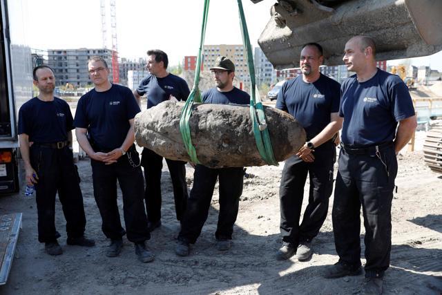 German police defuse 500 kg World War Two bomb in central Berlin ...
