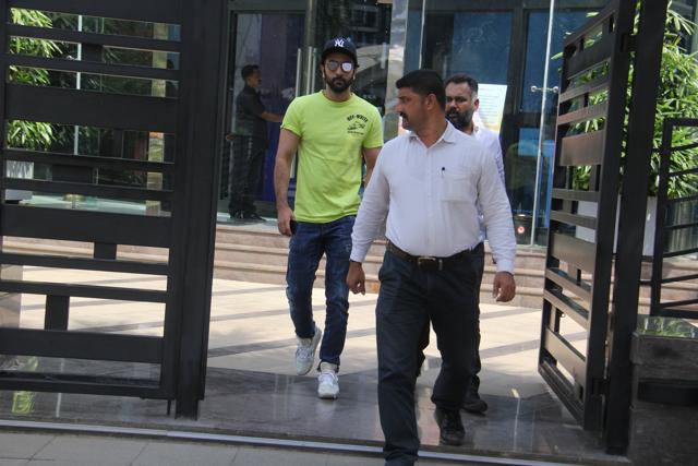 Varun Dhawan dines with girlfriend, Ranbir Kapoor spotted with Luv ...