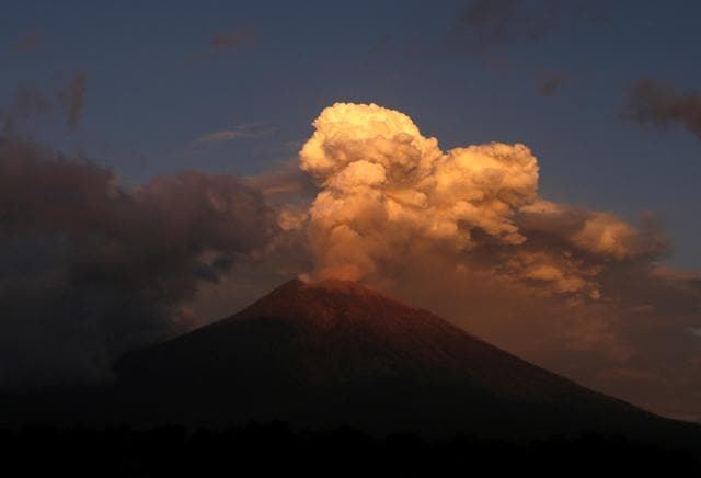 Bali’s Mount Agung volcano active again, spits ash 2,000 metres in sky ...