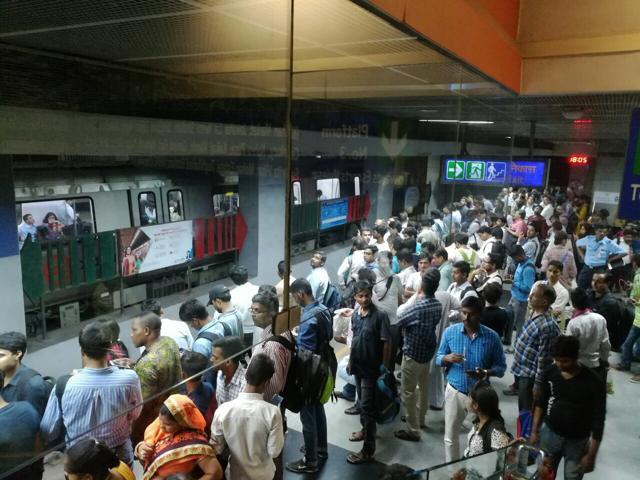 Delhi Metro violet line services disrupted after railing collapses due ...