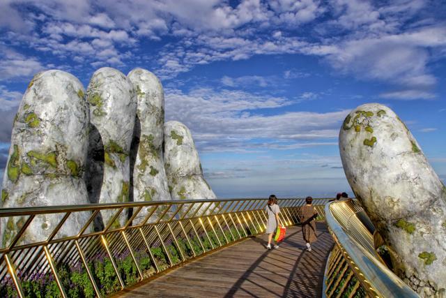 Vietnam’s Golden Bridge supported by giant stone hands has gone viral ...
