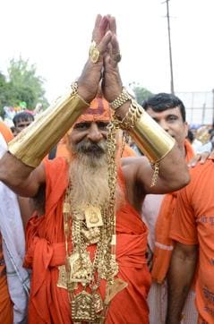 Golden Baba’s 20-kilo gold jewellery attracts selfie takers, fails to ...