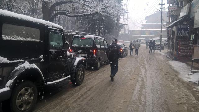 North India shivers as heavy snowfall disrupts normal life| India News