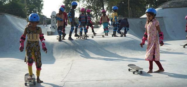 Daughters of Mac Mohan, Sholay’s Samba, set for Bollywood debut, to ...