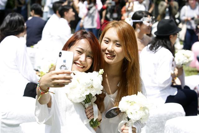 Taiwan Makes History With Asias First Legal Gay Weddings World News