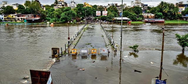 Heavy rains force traffic to a crawl on Pune-Mumbai expressway ...