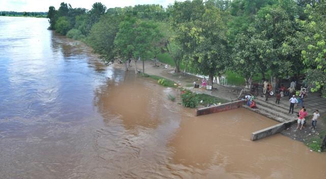 Sutlej flows near danger mark, villagers keep vigil | Hindustan Times
