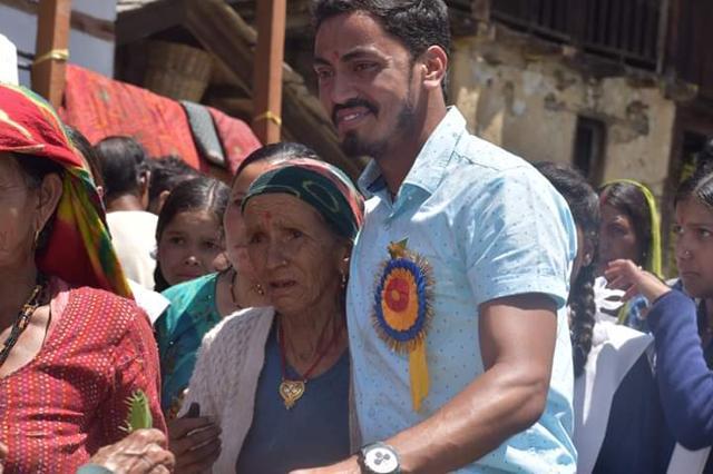 Students and villagers bid emotional goodbye to school teacher in ...