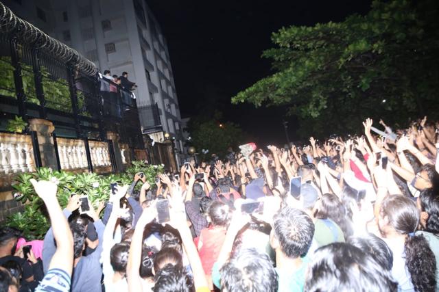 Happy birthday Shah Rukh Khan: Actor meets fans outside Mannat at ...