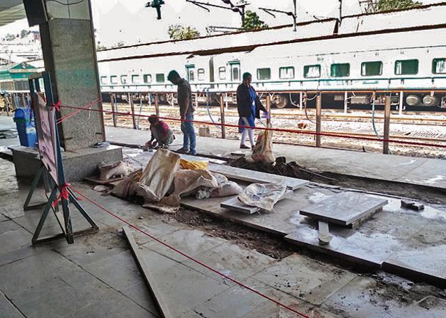 HT spot check: Damaged platforms, dysfunctional prepaid rickshaw ...