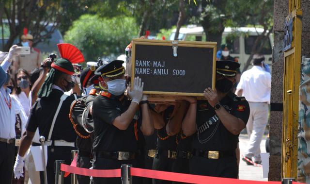Handwara martyr Major Anuj Sood cremated in Chandigarh | Hindustan Times