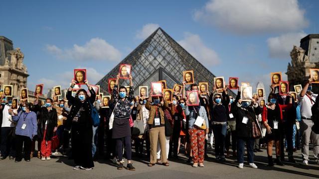 Don’t forget us! Paris tour guides protest outside Louvre museum ...