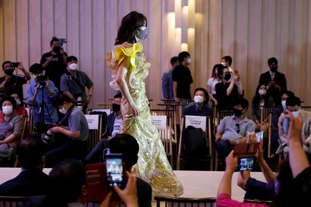 Masked fashion models walk Seoul runway amid Covid-19 | Fashion Trends