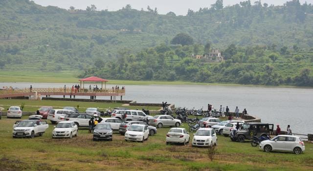 As HP restricts entry, tourists flood Morni, throw caution to wind ...
