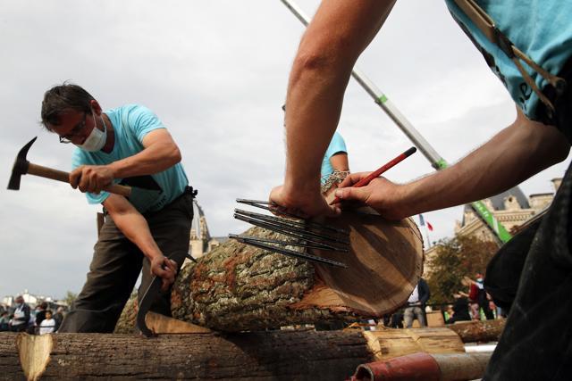 Carpenters use medieval techniques to put up structure in Notre Dame ...