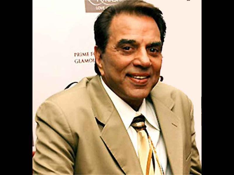 Dharmendra brings back the bioscope | Bollywood