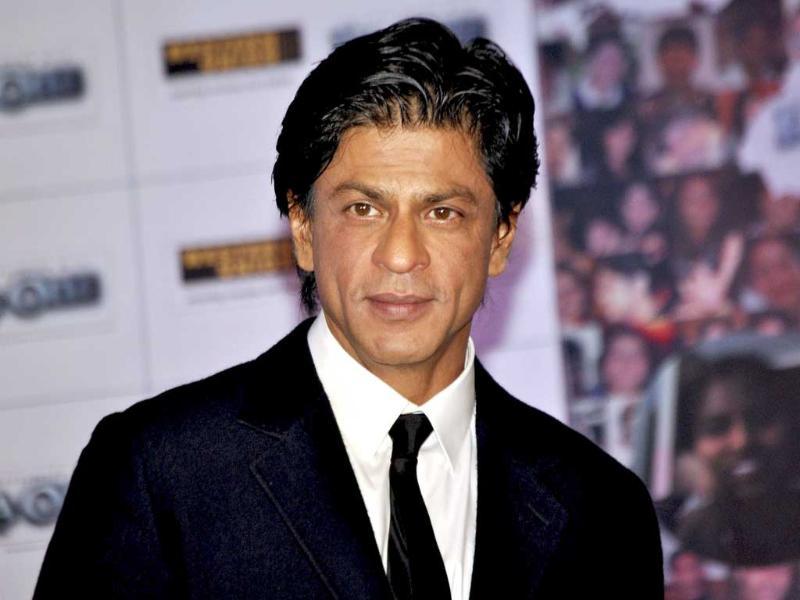 When SRK boarded the train with his fans | Bollywood