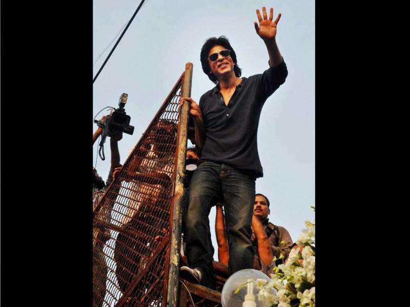 SRK drops dancing shoes for action song | Bollywood - Hindustan Times
