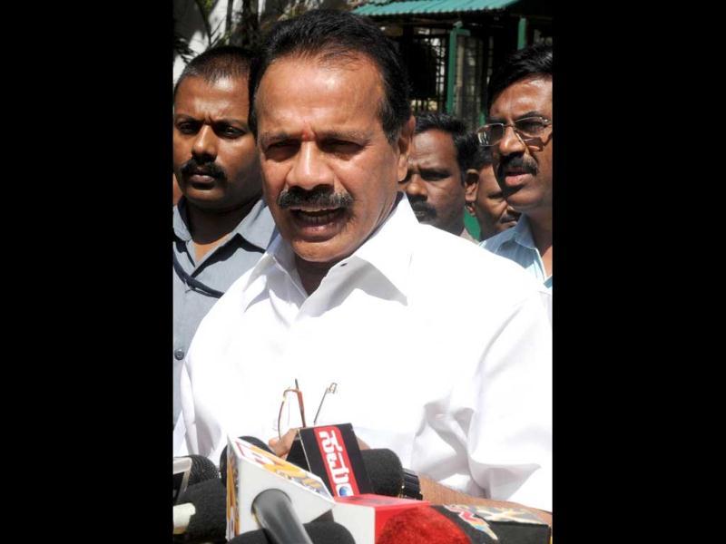 Railway minister promises spic-and-span stations | Latest News India