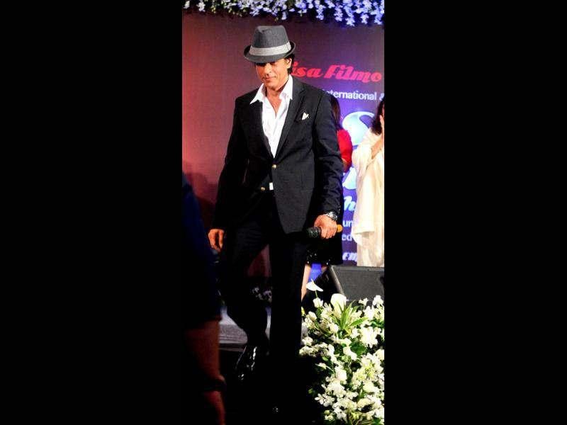 SRK gets away with Rs 100 fine for smoking | Hindustan Times