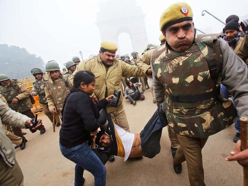 Clashes, violence erupt at India Gate during gangrape protests | Latest ...